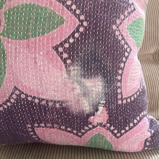 40×40 インド ヴィンテージ カンタキルト クッションカバー 紫植物 | iichi 日々の暮らしを心地よくするハンドメイドやアンティークのマーケットプレイス