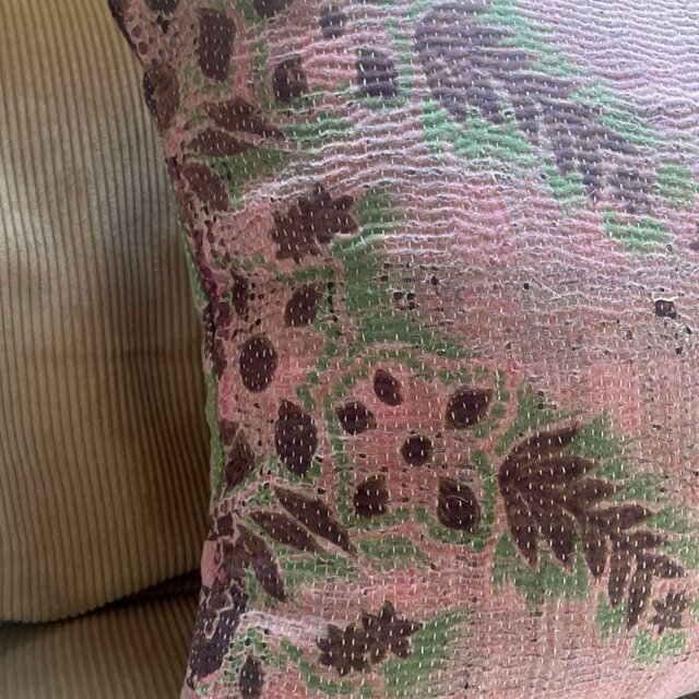 40×40 インド ヴィンテージ カンタキルト クッションカバー 紫植物 | iichi 日々の暮らしを心地よくするハンドメイドやアンティークのマーケットプレイス