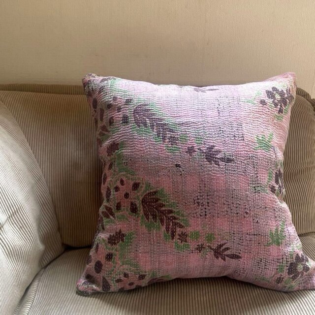 40×40 インド ヴィンテージ カンタキルト クッションカバー 紫植物 | iichi 日々の暮らしを心地よくするハンドメイドやアンティークのマーケットプレイス