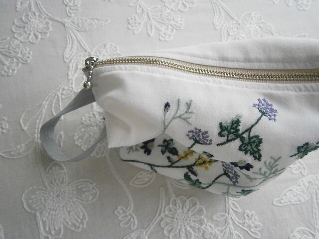 花刺繍×linen pouch | iichi 日々の暮らしを心地よくするハンドメイドやアンティークのマーケットプレイス