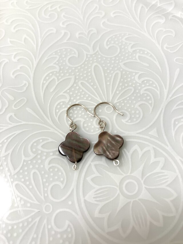 SV925 フラワーシェルのピアス | iichi 日々の暮らしを心地よくするハンドメイドやアンティークのマーケットプレイス