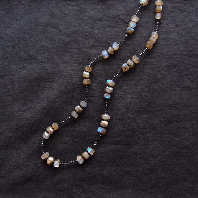 Labradorite × Black Spinel Long Necklace／ラブラドライト ロングネックレス | iichi 日々の暮らしを心地よくするハンドメイドやアンティークの ...