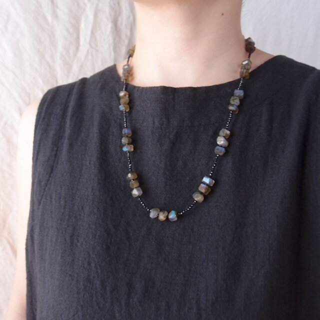 Labradorite × Black Spinel Long Necklace／ラブラドライト ロングネックレス | iichi 日々の暮らしを心地よくするハンドメイドやアンティークの ...