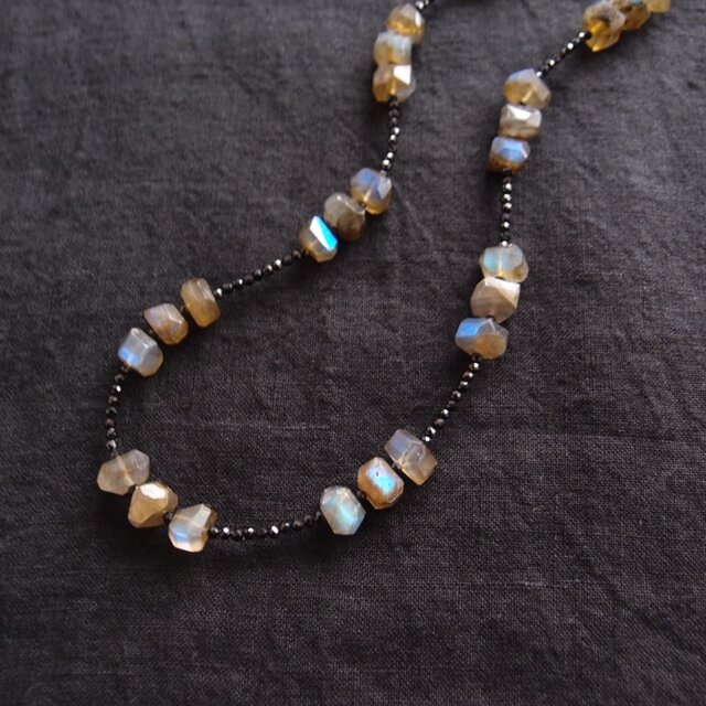 Labradorite × Black Spinel Long Necklace／ラブラドライト ロングネックレス | iichi 日々の暮らしを心地よくするハンドメイドやアンティークの ...