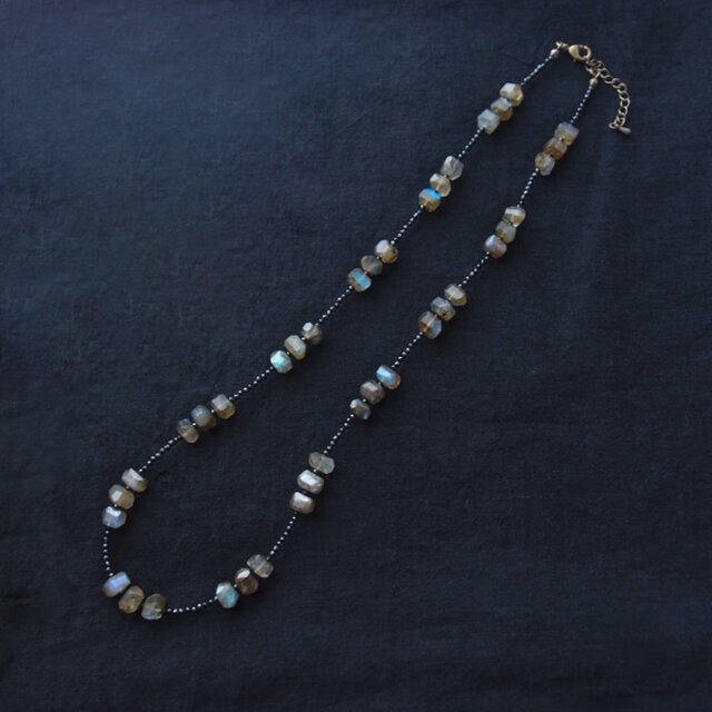Labradorite × Black Spinel Long Necklace／ラブラドライト ロングネックレス | iichi 日々の暮らしを心地よくするハンドメイドやアンティークの ...