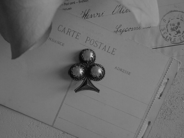 【Mさま専用】クローバーのブローチ | iichi 日々の暮らしを心地よくするハンドメイドやアンティークのマーケットプレイス