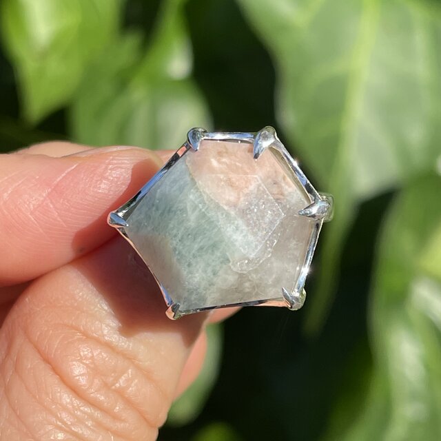 パステルカラーの アクアマリン 変形6角立体カット ツメ留め 鉱物のリング シルバーSV925 | iichi 日々の暮らしを心地よくするハンドメイドやアンティークのマーケットプレイス