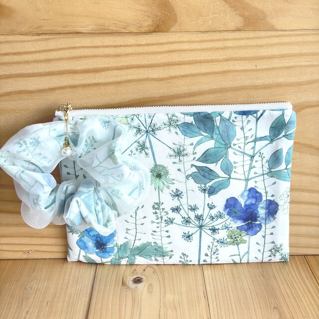リバティ シュシュチャーム付き フラットポーチ ポケットあり ＜Irma＞(イルマ)ブルー | iichi 日々の暮らしを心地よくするハンドメイドやアンティークのマーケットプレイス