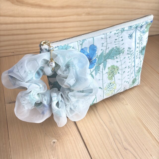 リバティ シュシュチャーム付き コスメポーチ ＜Irma＞(イルマ)ブルー | iichi 日々の暮らしを心地よくするハンドメイドやアンティークのマーケットプレイス