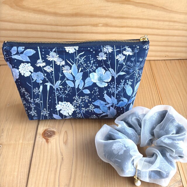 リバティ シュシュチャーム付き コスメポーチ ＜Irma＞(イルマ)藍色 | iichi 日々の暮らしを心地よくするハンドメイドやアンティークのマーケットプレイス