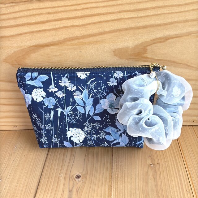 リバティ シュシュチャーム付き コスメポーチ ＜Irma＞(イルマ)藍色 | iichi 日々の暮らしを心地よくするハンドメイドやアンティークのマーケットプレイス