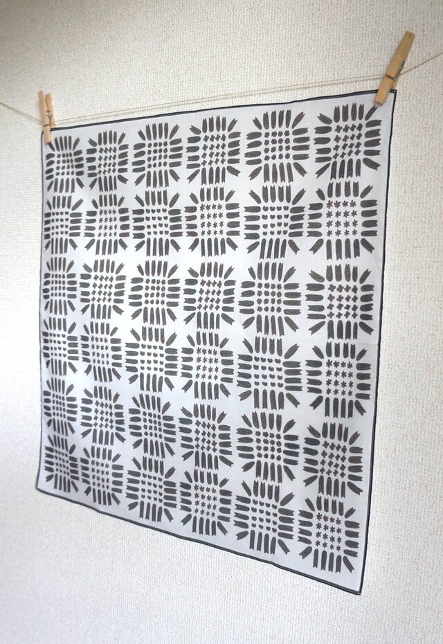 sunflower（ charcoal ）」ハンカチ | iichi 日々の暮らしを心地よくするハンドメイドやアンティークのマーケットプレイス