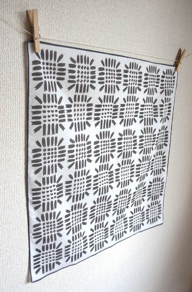 sunflower（ charcoal ）」ハンカチ | iichi 日々の暮らしを心地よくするハンドメイドやアンティークのマーケットプレイス