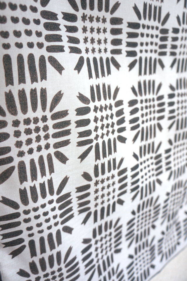 sunflower（ charcoal ）」ハンカチ | iichi 日々の暮らしを心地よくするハンドメイドやアンティークのマーケットプレイス