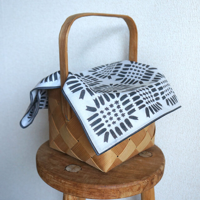 sunflower（ charcoal ）」ハンカチ | iichi 日々の暮らしを心地よくするハンドメイドやアンティークのマーケットプレイス