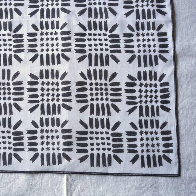 sunflower（ charcoal ）」ハンカチ | iichi 日々の暮らしを心地よくするハンドメイドやアンティークのマーケットプレイス