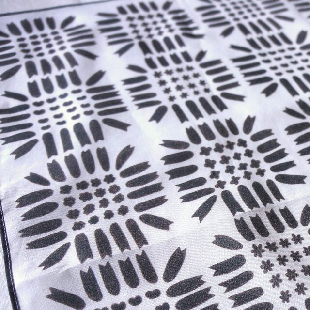 sunflower（ charcoal ）」ハンカチ | iichi 日々の暮らしを心地よくするハンドメイドやアンティークのマーケットプレイス