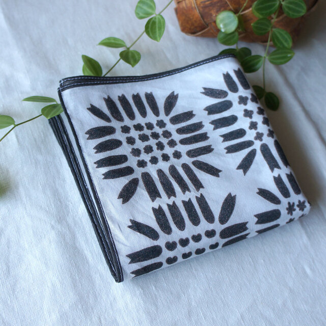 sunflower（ charcoal ）」ハンカチ | iichi 日々の暮らしを心地よくするハンドメイドやアンティークのマーケットプレイス
