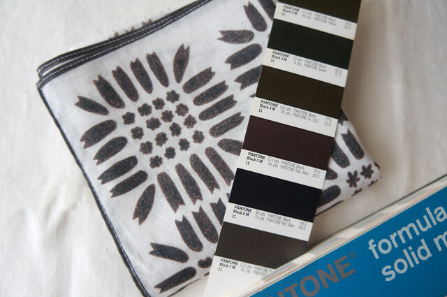 sunflower（ charcoal ）」ハンカチ | iichi 日々の暮らしを心地よくするハンドメイドやアンティークのマーケットプレイス