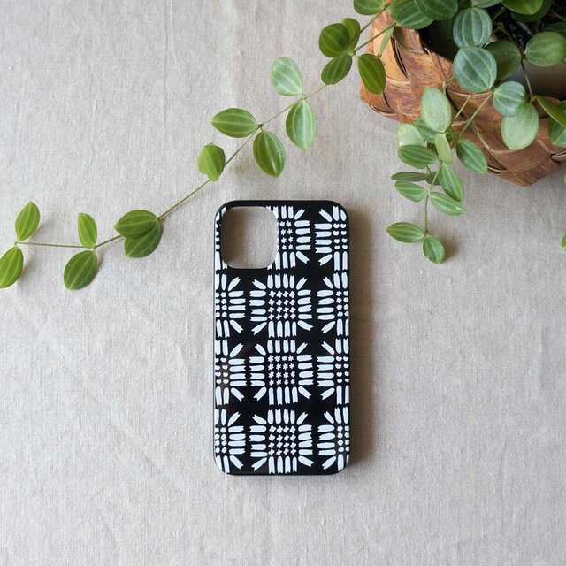 sunflower（ white & black ）」＜ブラックケース＞【 表面のみ印刷 】 | iichi 日々の暮らしを心地よくするハンドメイドやアンティークのマーケットプレイス