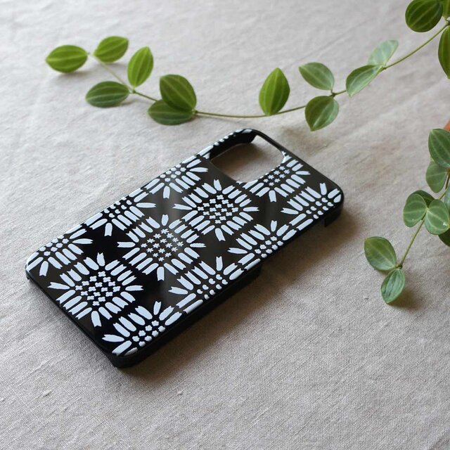 sunflower（ white & black ）」＜ブラックケース＞【 表面のみ印刷 】 | iichi 日々の暮らしを心地よくするハンドメイドやアンティークのマーケットプレイス