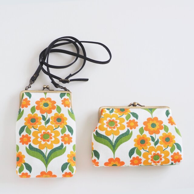 ヴィンテージファブリックのがま口スマホショルダーポーチ・Mサイズ / オレンジの花 bateau (vf-og) | iichi 日々の暮らしを心地よくするハンドメイドやアンティークの ...