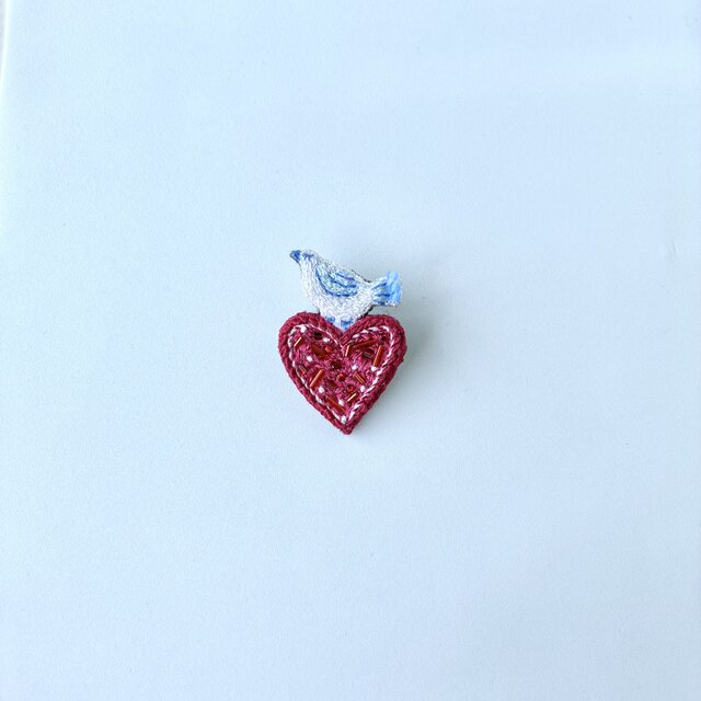 "cocoro" 赤いハートにとまる鳥さん 刺繍ブローチ | iichi 日々の暮らしを心地よくするハンドメイドやアンティークのマーケットプレイス