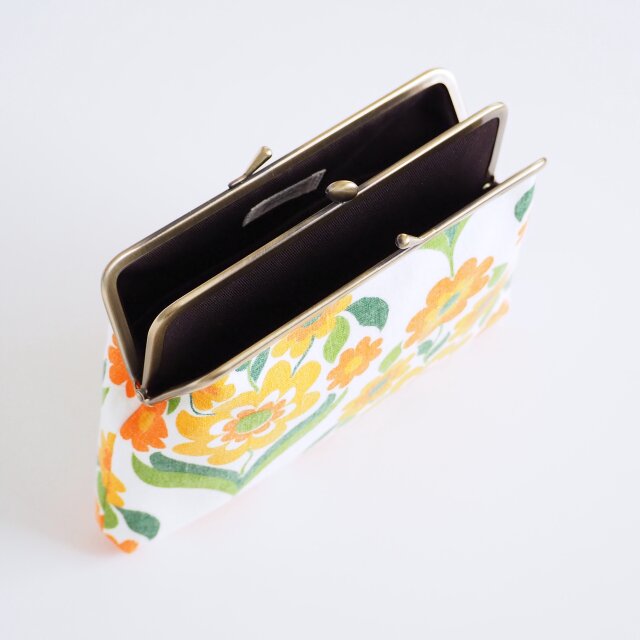 三枚口のがま口ケース・オレンジの花 feuille (vf-og) | iichi 日々の暮らしを心地よくするハンドメイドやアンティークのマーケットプレイス