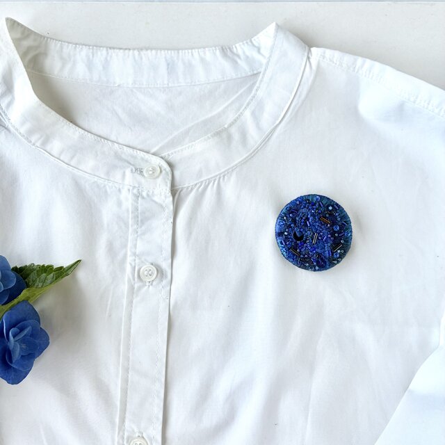 reborn brooch "ao no koumyaku" 青の鉱脈 刺繍丸型ブローチ | iichi 日々の暮らしを心地よくするハンドメイドやアンティークのマーケットプレイス