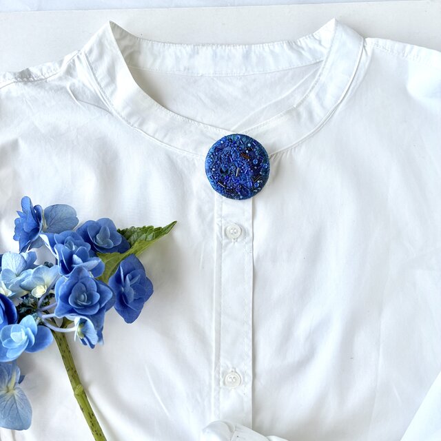 reborn brooch "ao no koumyaku" 青の鉱脈 刺繍丸型ブローチ | iichi 日々の暮らしを心地よくするハンドメイドやアンティークのマーケットプレイス