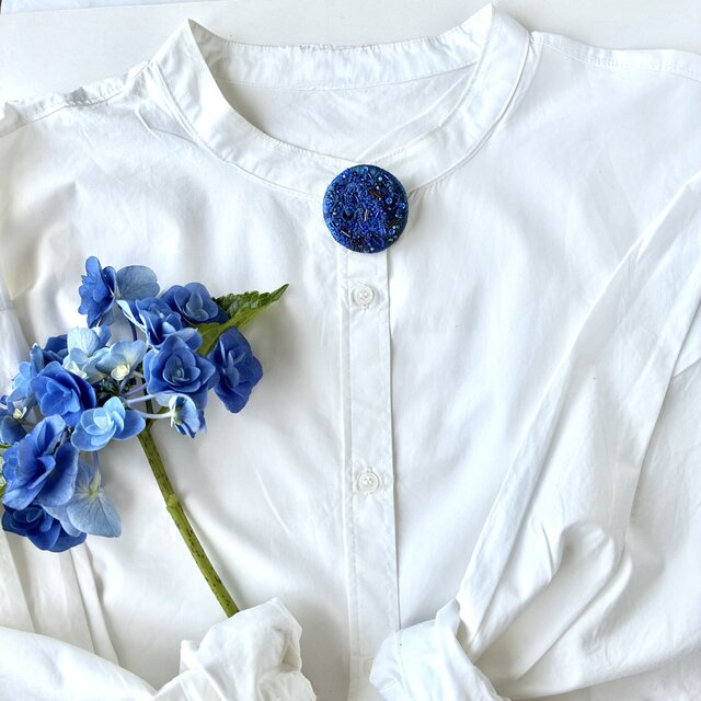 reborn brooch "ao no koumyaku" 青の鉱脈 刺繍丸型ブローチ | iichi 日々の暮らしを心地よくするハンドメイドやアンティークのマーケットプレイス