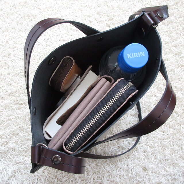 サックっと持てる♪《牛革》2WAYショルダーバッグ・ダークブラウン・クロムスムース・0158 | iichi 日々の暮らしを心地よくするハンドメイドやアンティークのマーケットプレイス