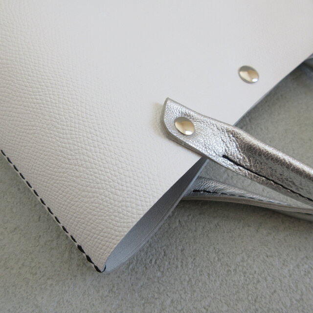 贅沢な手縫い仕上げ♪《牛革》新シリーズ☆レクタングル☆ミニトート・ホワイトシュリンク・0624 | iichi 日々の暮らしを心地よくするハンドメイドやアンティークのマーケットプレイス