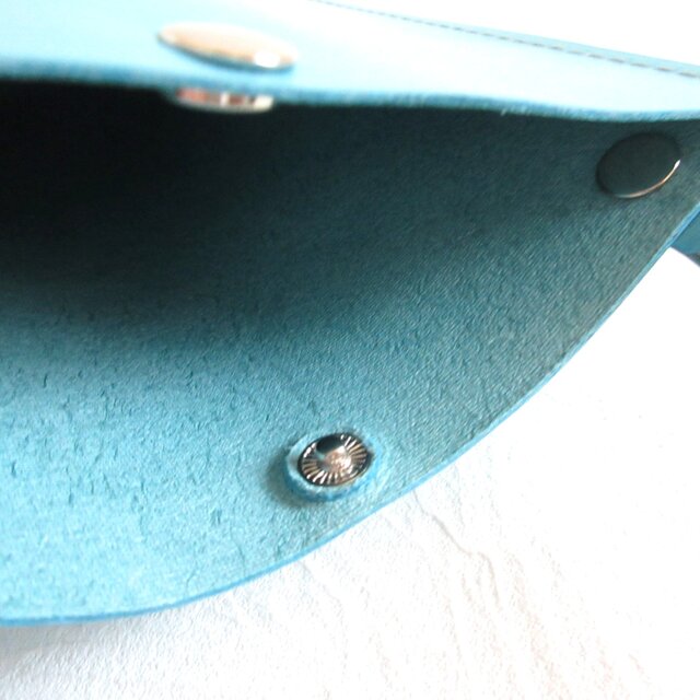 《牛革》シンプルサコッシュ・タテ型・スムース・スカイブルー・0173 | iichi 日々の暮らしを心地よくするハンドメイドやアンティークのマーケットプレイス