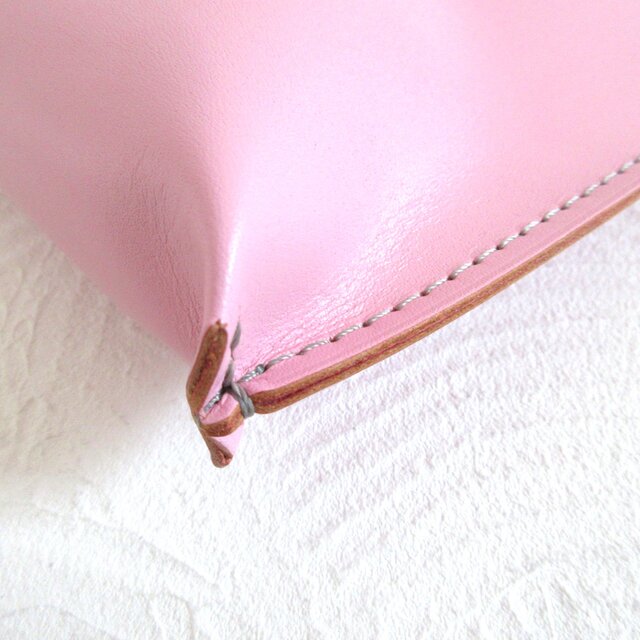 《牛革》シンプルサコッシュ・タテ型・スムース・ピンク・0168 | iichi 日々の暮らしを心地よくするハンドメイドやアンティークのマーケットプレイス