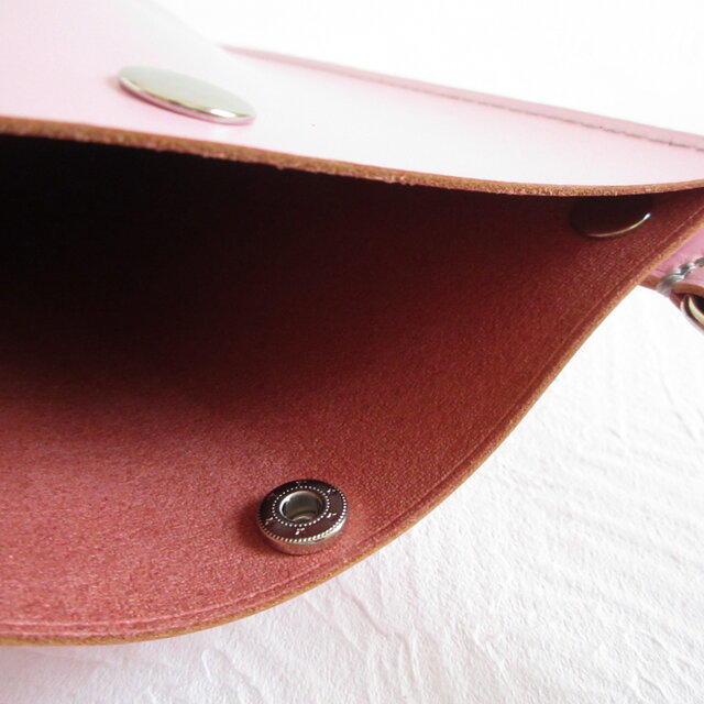 《牛革》シンプルサコッシュ・タテ型・スムース・ピンク・0168 | iichi 日々の暮らしを心地よくするハンドメイドやアンティークのマーケットプレイス