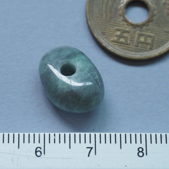 糸魚川翡翠 約3ミリ穴のいろんなビーズ03 | iichi 日々の暮らしを心地よくするハンドメイドやアンティークのマーケットプレイス