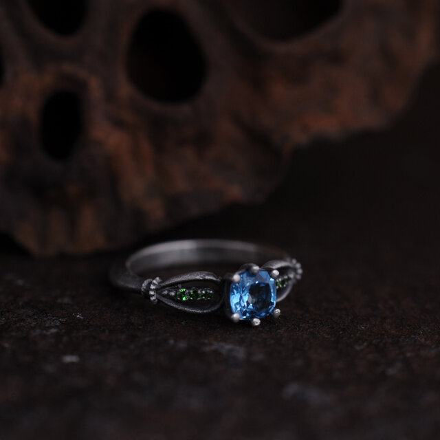 Swiss Blue Topaz ＆ Tsavorite Garnet Ring | iichi 日々の暮らしを心地よくするハンドメイドやアンティークのマーケットプレイス