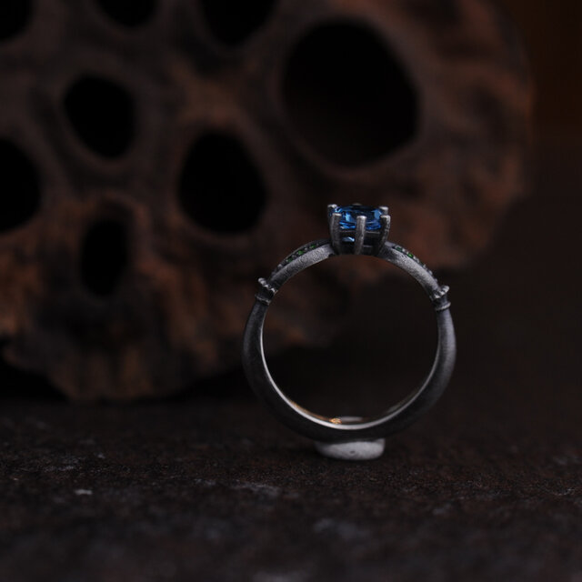 Swiss Blue Topaz ＆ Tsavorite Garnet Ring | iichi 日々の暮らしを心地よくするハンドメイドやアンティークのマーケットプレイス