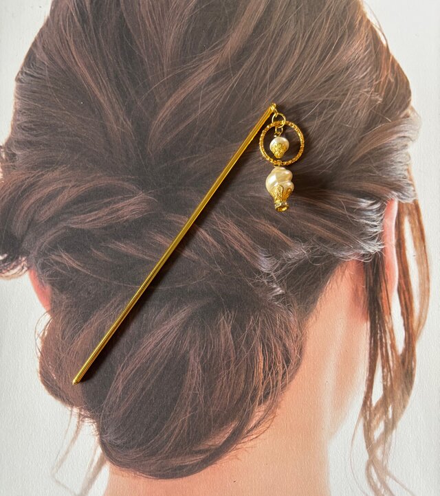 かんざし ホワイトパールのアイスクリームとカップケーキ 一本挿し 一本簪 涼しげ 夏 ゴールド 洋風 揺れる | iichi 日々の暮らしを心地よくするハンドメイドやアンティークのマーケットプレイス