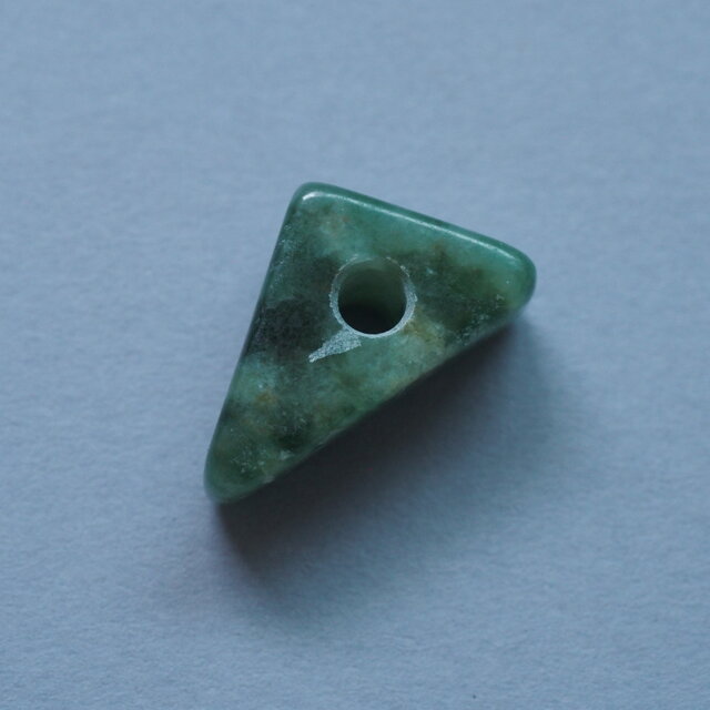 糸魚川翡翠 約3ミリ穴のいろんなビーズ04 | iichi 日々の暮らしを心地よくするハンドメイドやアンティークのマーケットプレイス