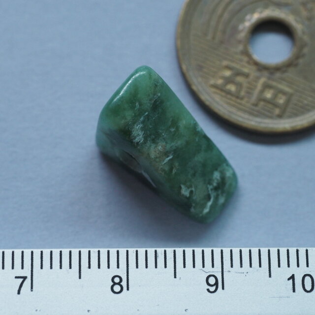 糸魚川翡翠 約3ミリ穴のいろんなビーズ04 | iichi 日々の暮らしを心地よくするハンドメイドやアンティークのマーケットプレイス