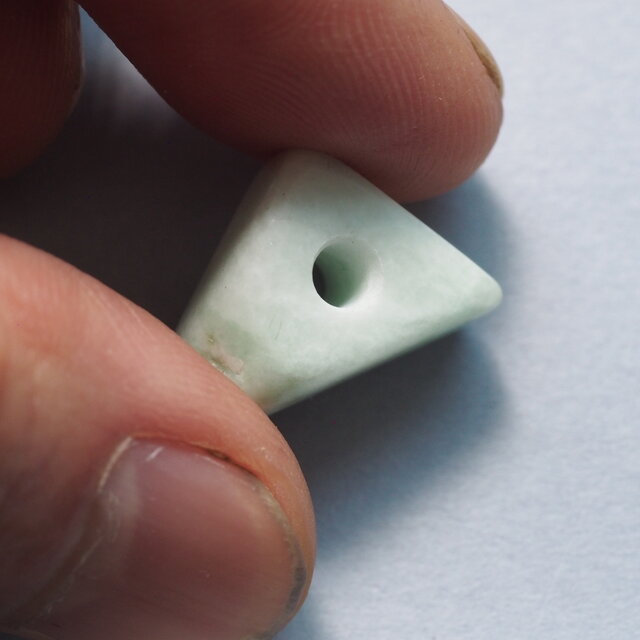 糸魚川翡翠 約3ミリ穴のいろんなビーズ08 | iichi 日々の暮らしを心地よくするハンドメイドやアンティークのマーケットプレイス