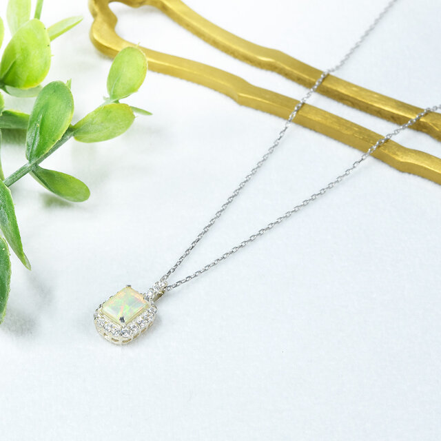 オパール ペンダントトップ SV925 シルバー CI090CIBSN | iichi 日々の暮らしを心地よくするハンドメイドやアンティークのマーケットプレイス