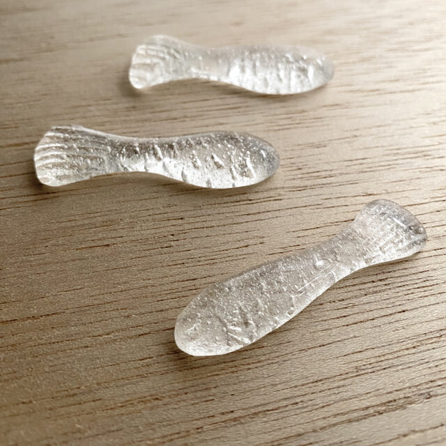 硝子の箸置き(おさかな3) | iichi 日々の暮らしを心地よくするハンドメイドやアンティークのマーケットプレイス