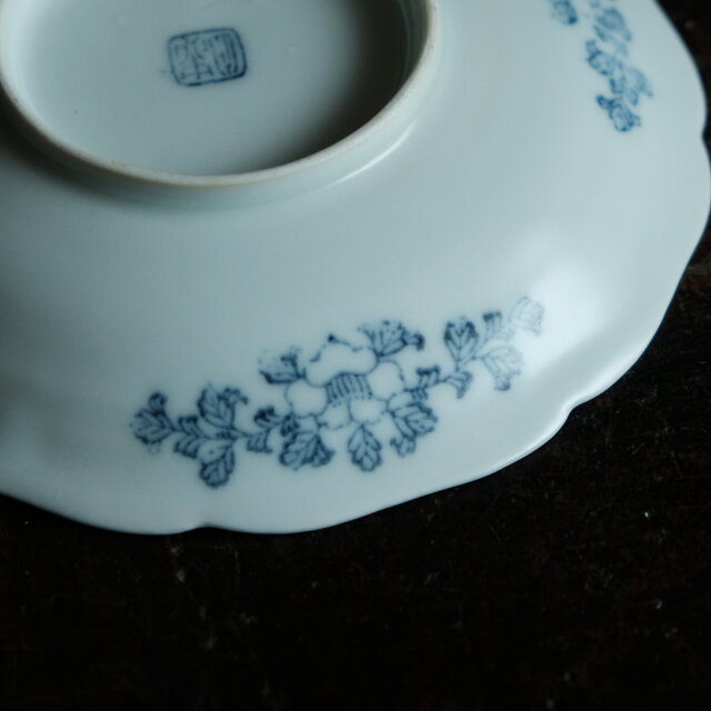 黒染付で素敵 瀬戸焼 花文黒染付印判中皿 骨董・antiques 古民家 古道具 大正~昭和初期 | iichi 日々の暮らしを心地よくするハンドメイドやアンティークのマーケットプレイス