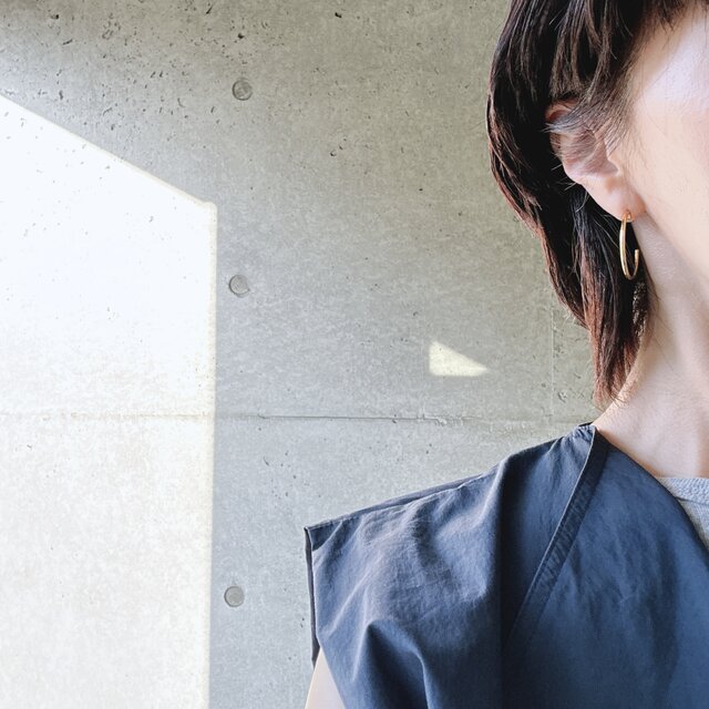 PA380-【 AVON 】エイボン・ヴィンテージピアス 1980s Gold Tone Thin Hoops | iichi 日々の暮らしを心地よくするハンドメイドやアンティークのマーケットプレイス