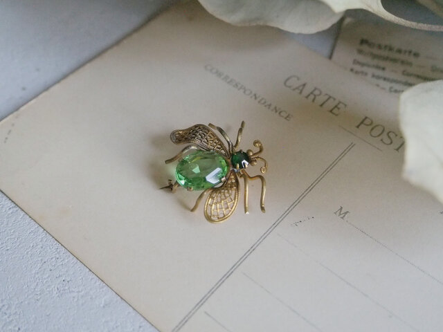 透き通るグリーンのバグブローチ | iichi 日々の暮らしを心地よくするハンドメイドやアンティークのマーケットプレイス