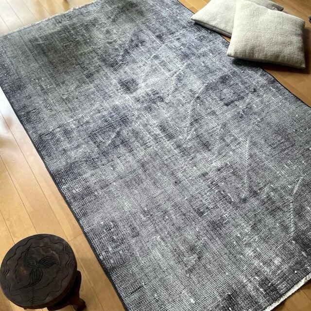 105×172 ダークグレイ オーバーダイ ワンカラー トルコヴィンテージラグ | iichi 日々の暮らしを心地よくするハンドメイドやアンティークのマーケットプレイス