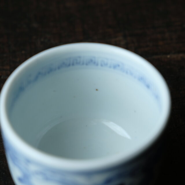 線描きで素敵 花と漢字。伊万里 染付線描猪口 骨董・antiques 丁寧な暮らしに。江戸末期のコピー | iichi 日々の暮らしを心地よくするハンドメイドやアンティークのマーケットプレイス